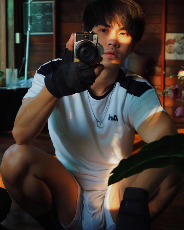 Mickeyslip นายแบบ กล้ามแน่น เซ็กซี่ 18+ เป้าแน่น ร้อนแรงบนโซเชียล